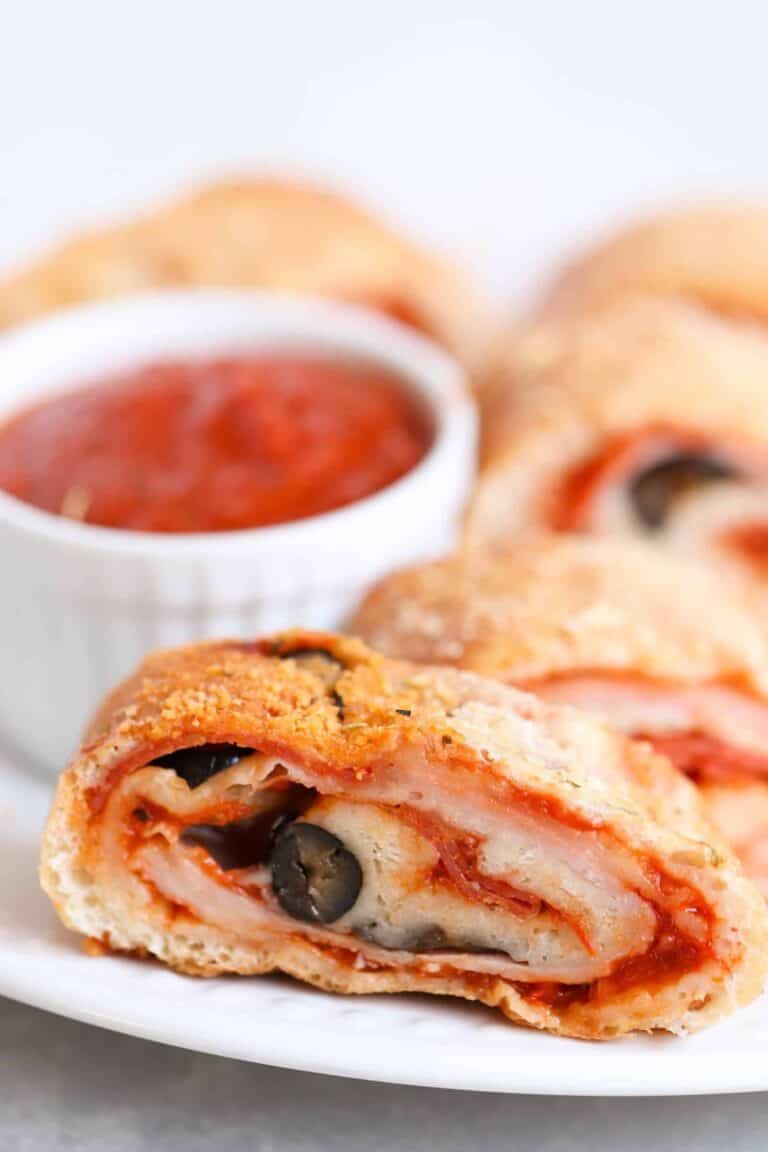 Cheesy Pizza Roll - Six Sisters' Stuff