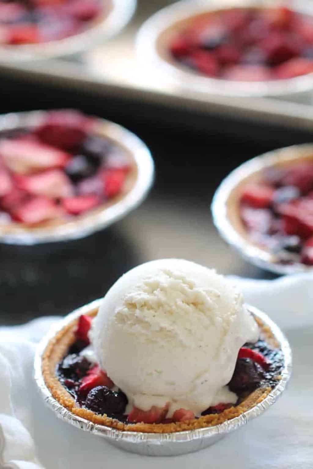 Mini Berry Pies Recipe - Six Sisters' Stuff