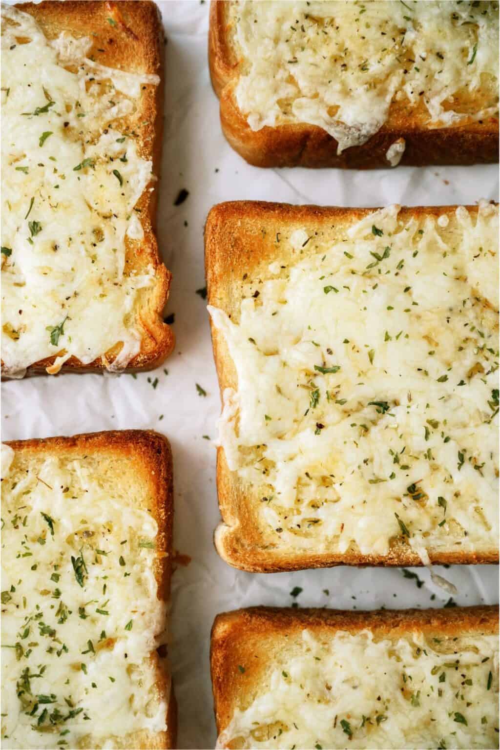 Cheesy Texas Toast Garlic Bread Recipe - Six Sisters' Stuff